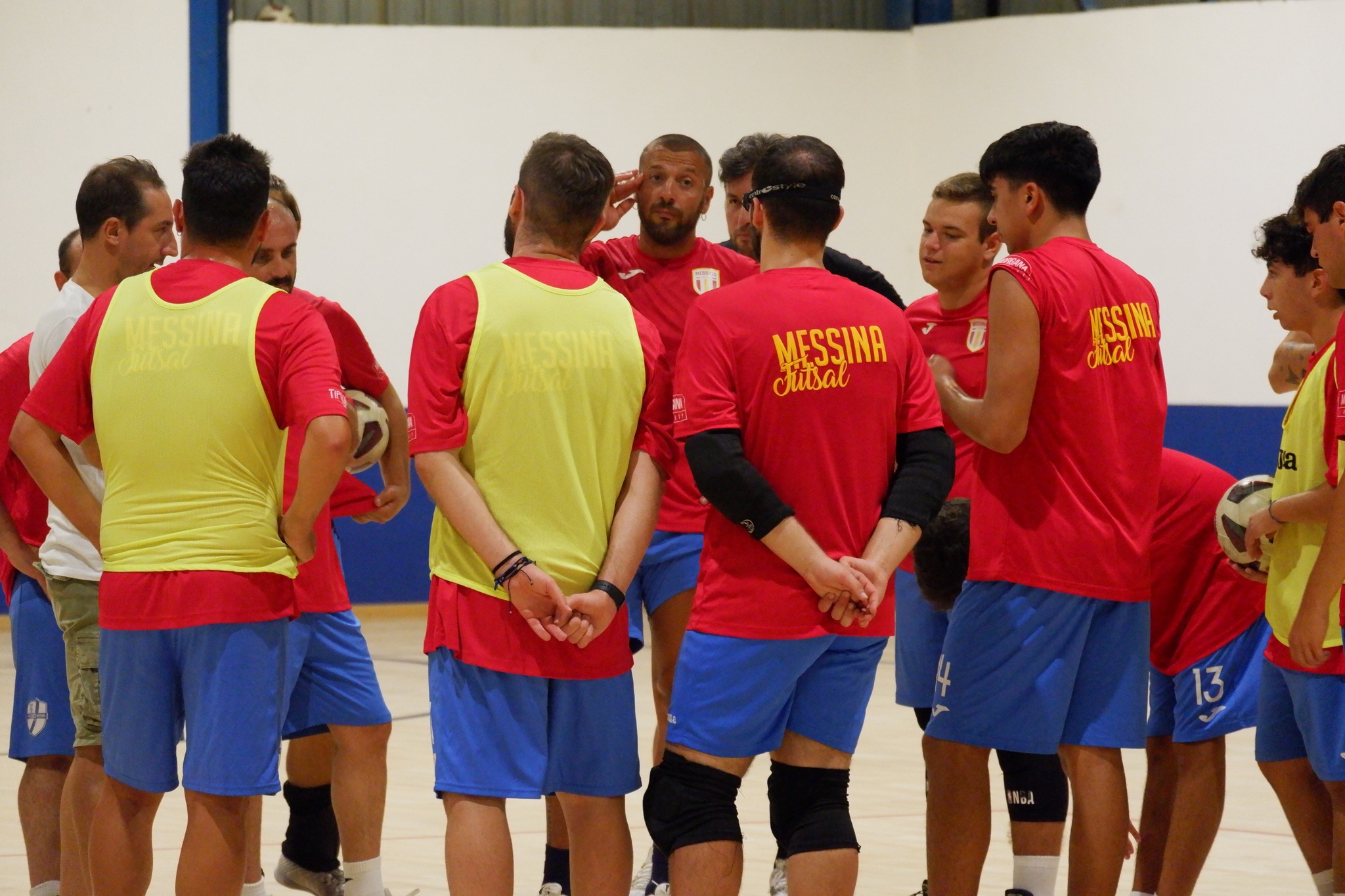 CALCIO A 5. La Pgs Luce diventa Messina Futsal e si colora di Giallo e ...