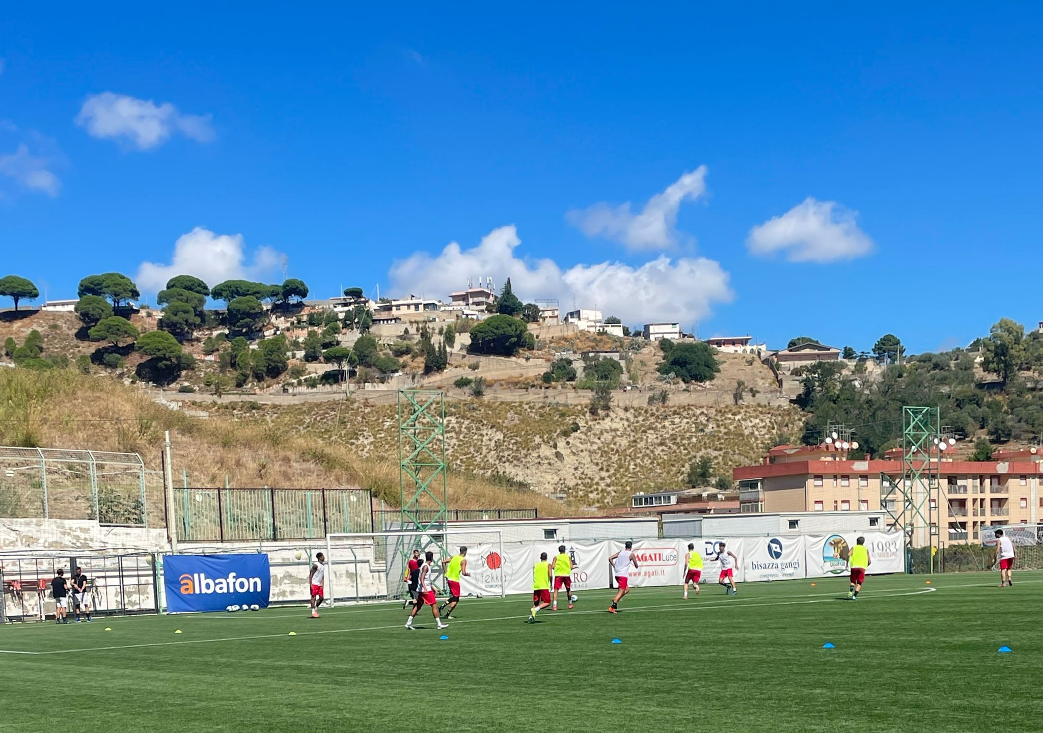 MESSINA - La squadra in campo regolarmente per l’allenamento. Peditto ...